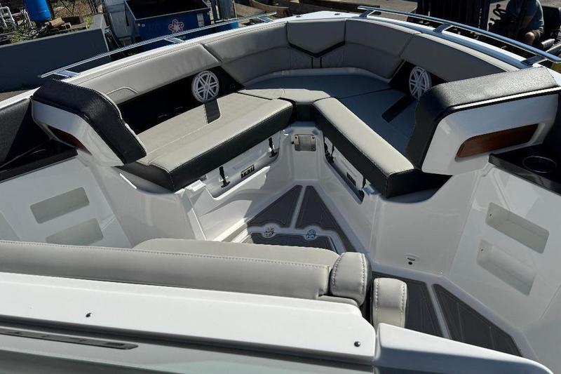 2026 Monterey Elite 30 – Luxury Boat For Sale - Rhode River Boat Sales